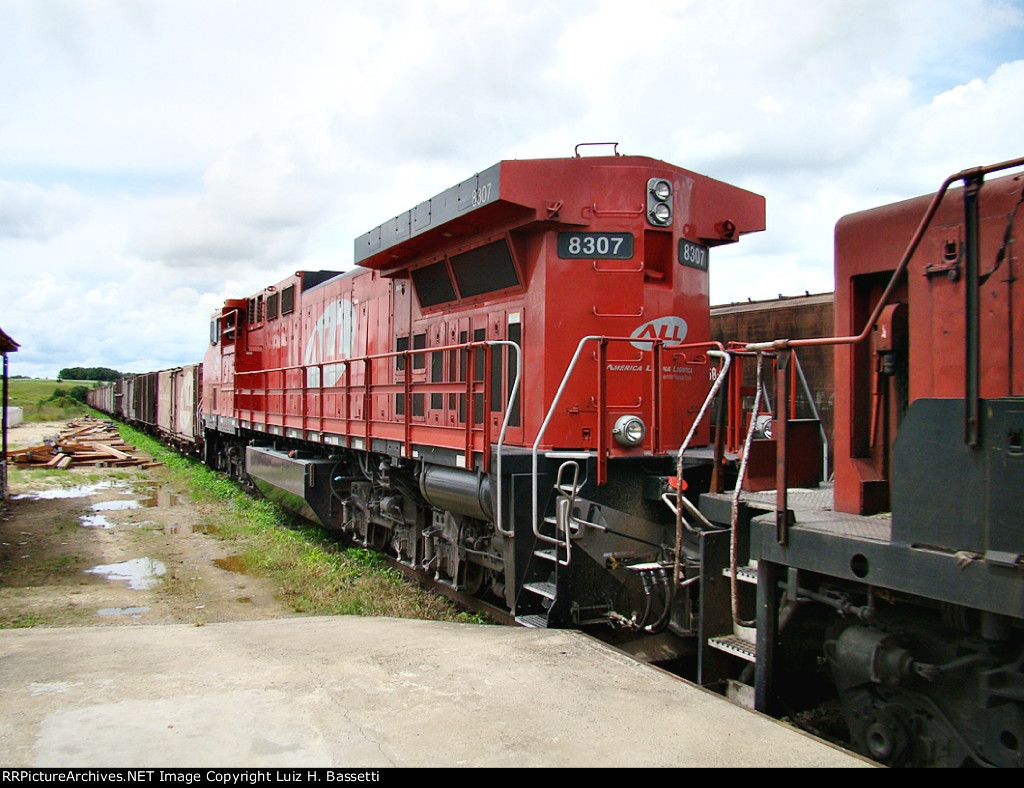 D9-40BBW DASH-9 8307